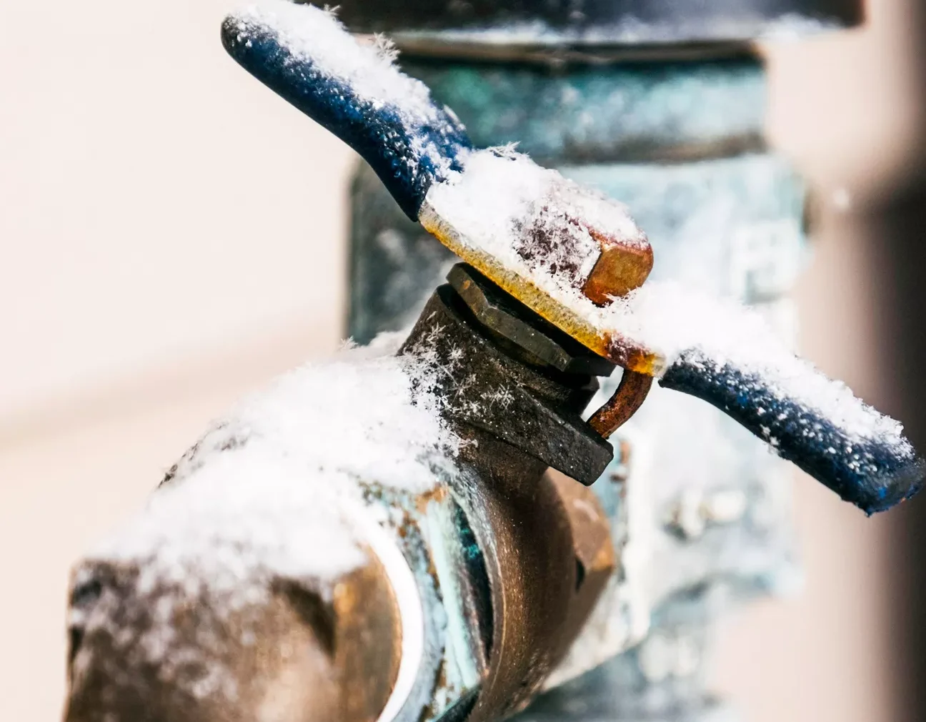 6 Ways to Prevent Frozen Pipes - GIMILI